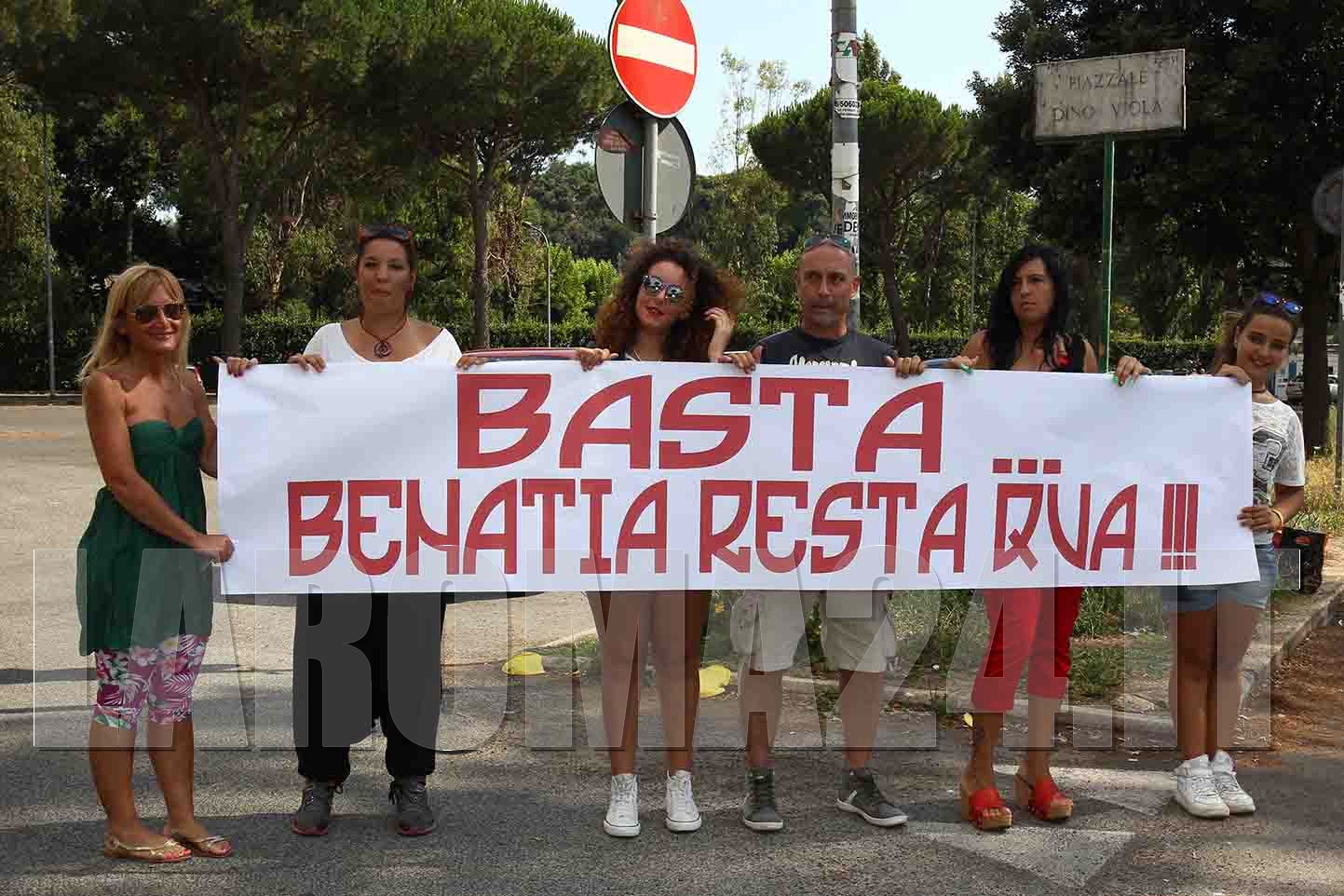 Trigoria, striscione per Benatia: "Resta qua". Il marocchino autografa ...