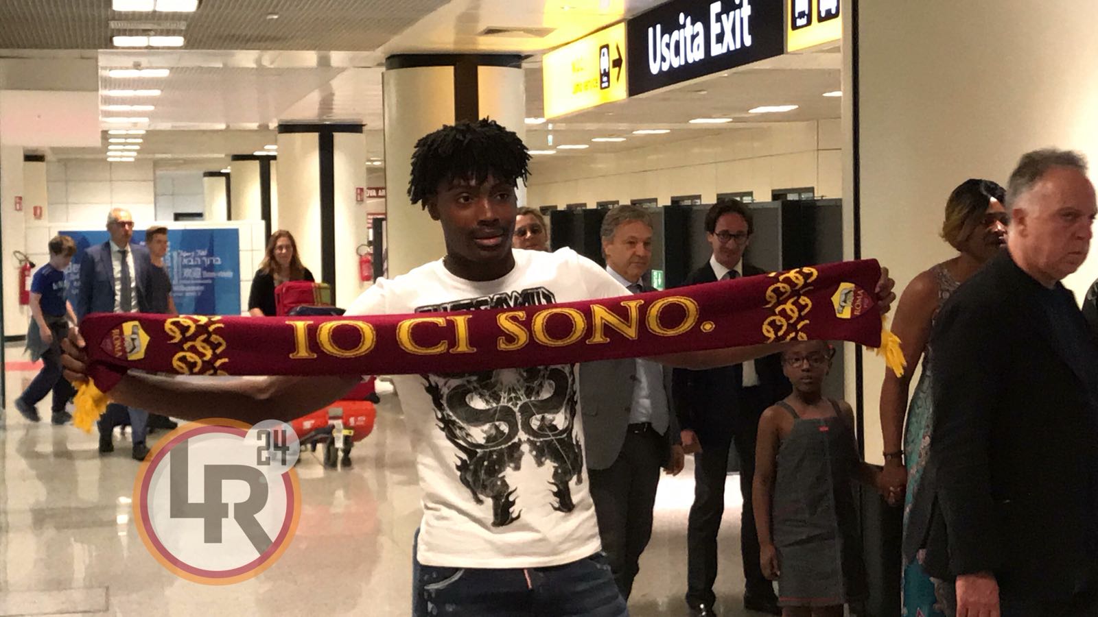 Fiumicino, Bianda è sbarcato a Roma: "Felice di essere qui" (FOTO e ...