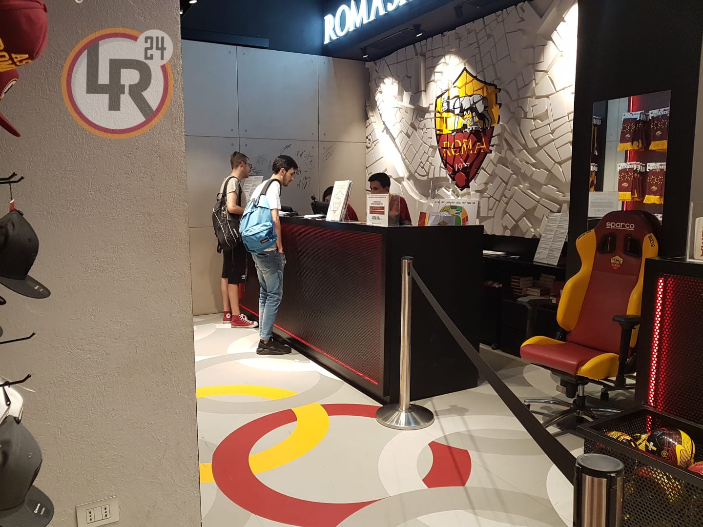 New York, inaugurato un nuovo store dedicato alla Roma (VIDEO ...