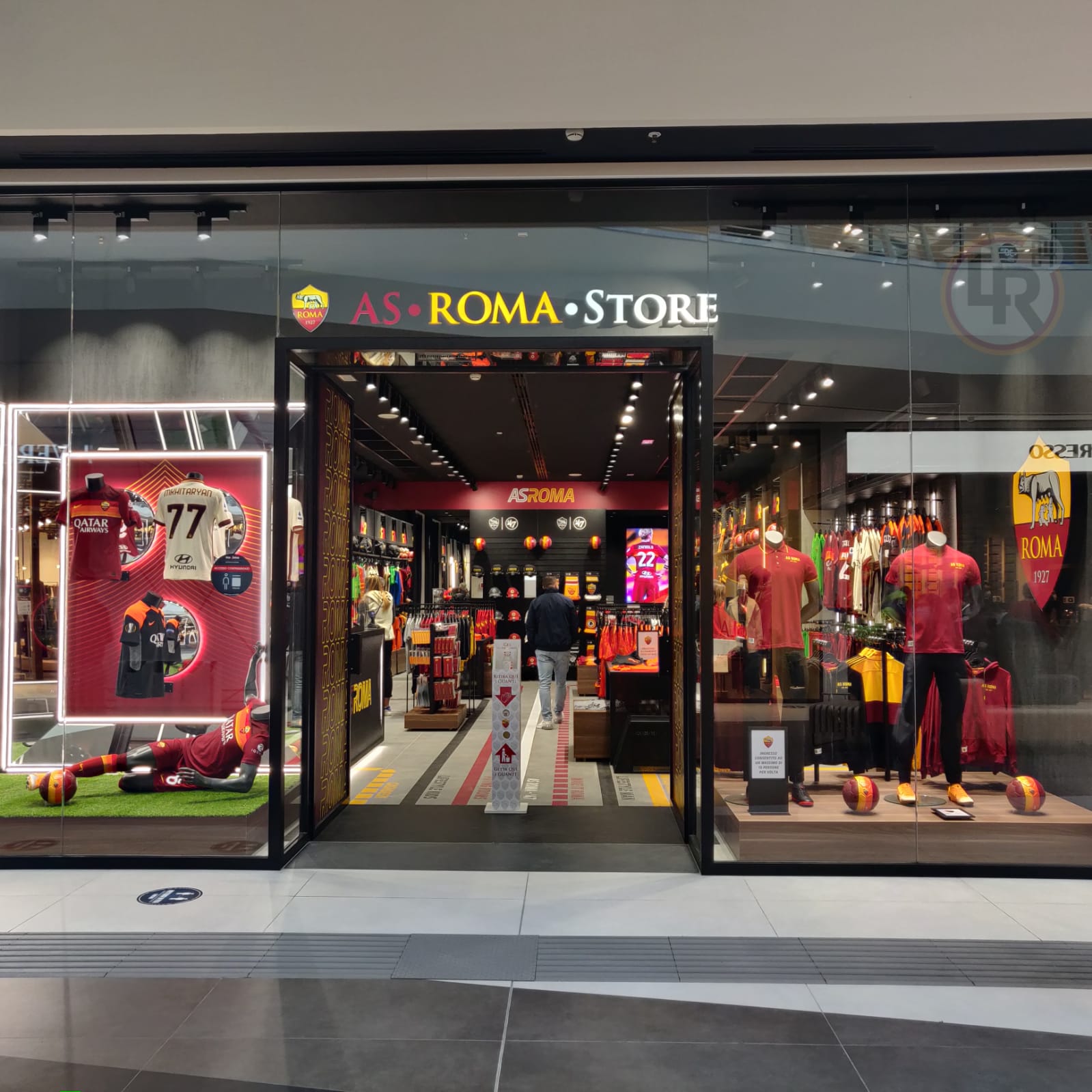 FOTO - Inaugurato un nuovo Roma Store nel centro commerciale 'Maximo ...