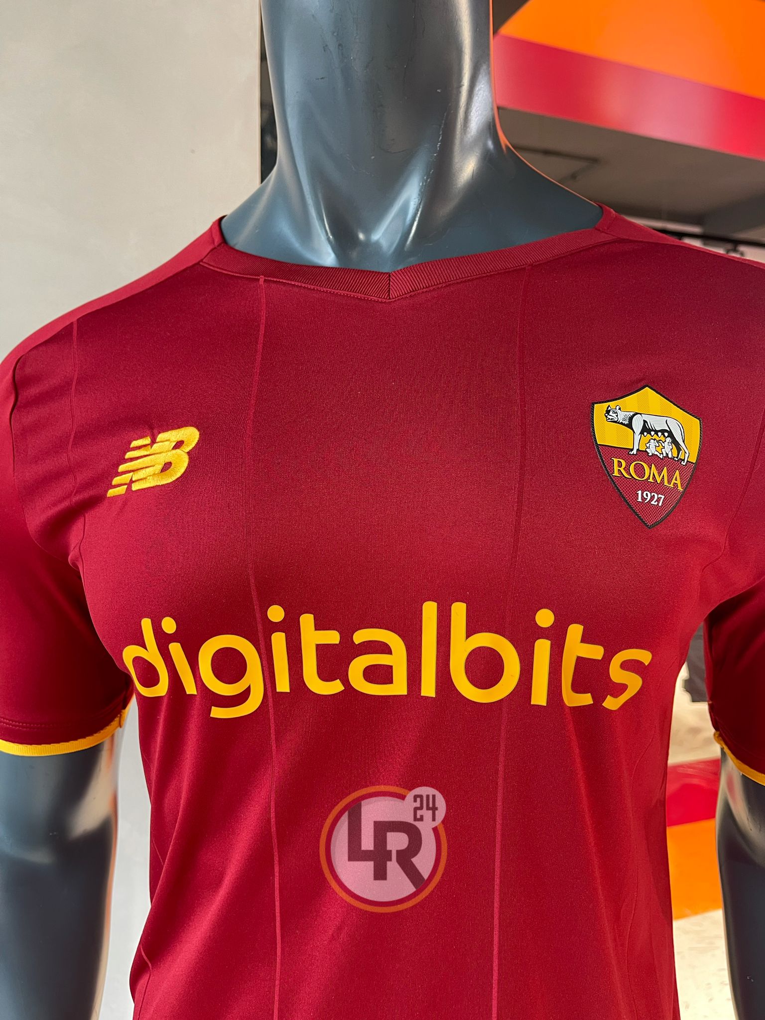 FOTO - La divisa 'Home' della Roma per la stagione 2021/22: il kit ...