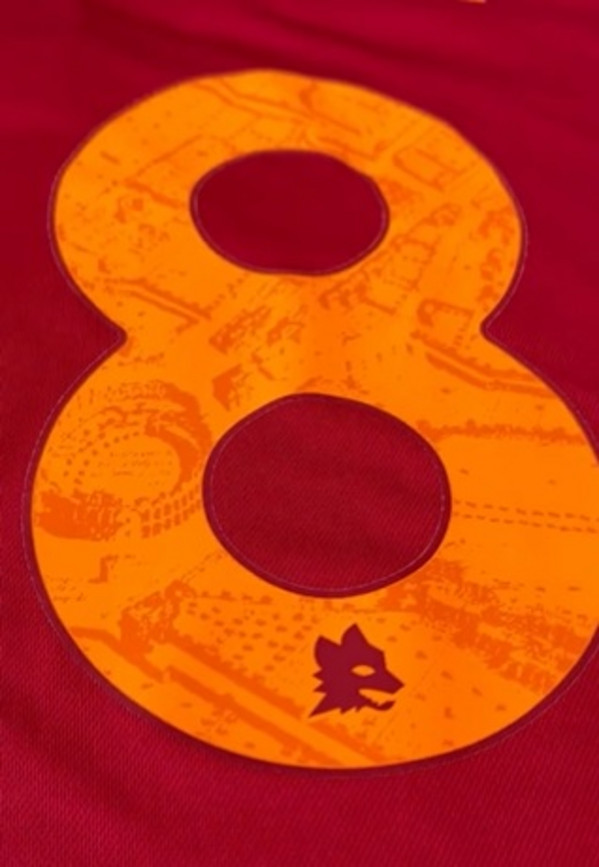 FOTO - Il nuovo home kit della Roma e il legame con l'incisore Falda ...